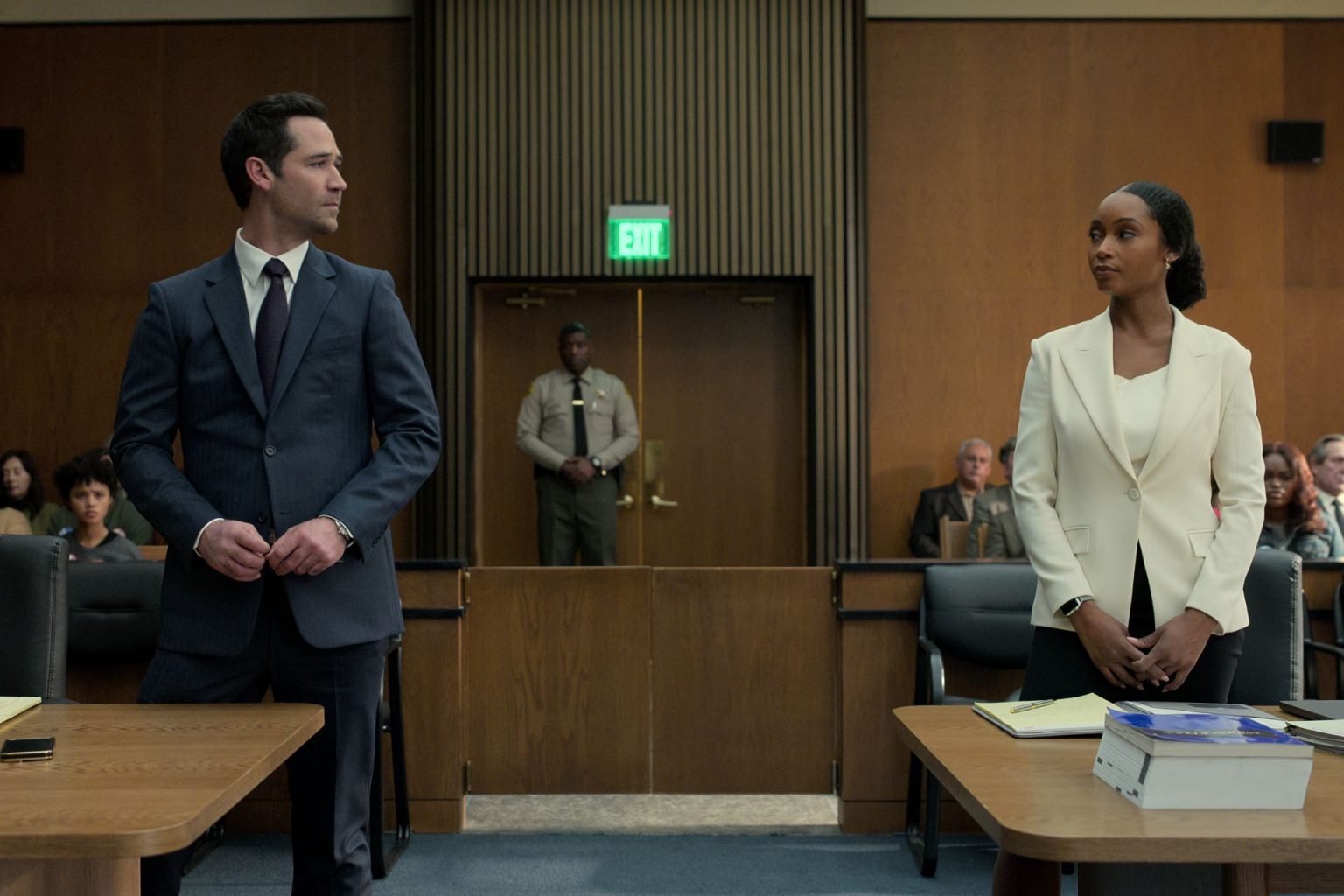 „The Lincoln Lawyer“ auf Netflix: Das hat die zweite Staffel zu bieten ...